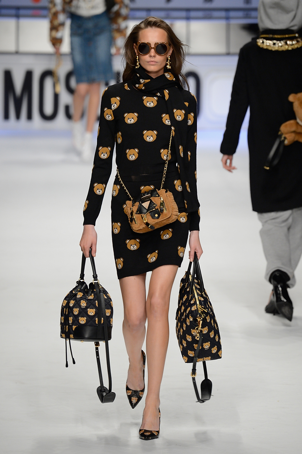 Moschino – Runway & Close-ups – MFW FW2015 – EAU DE BEAUX