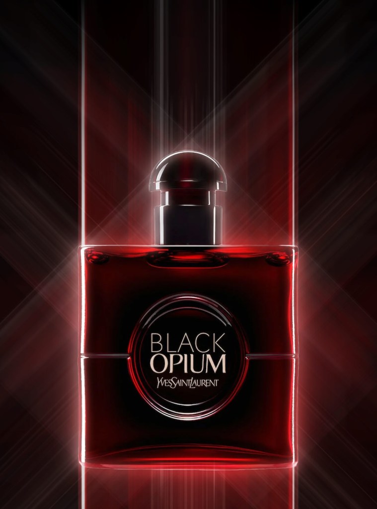 BLACK OPIUM OVER RED: EL AROMA A CAFÉ Y CEREZA – EAU DE BEAUX